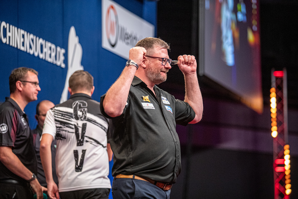 James Wade and Jonny Clayton set up quarter-final clash at the World ...